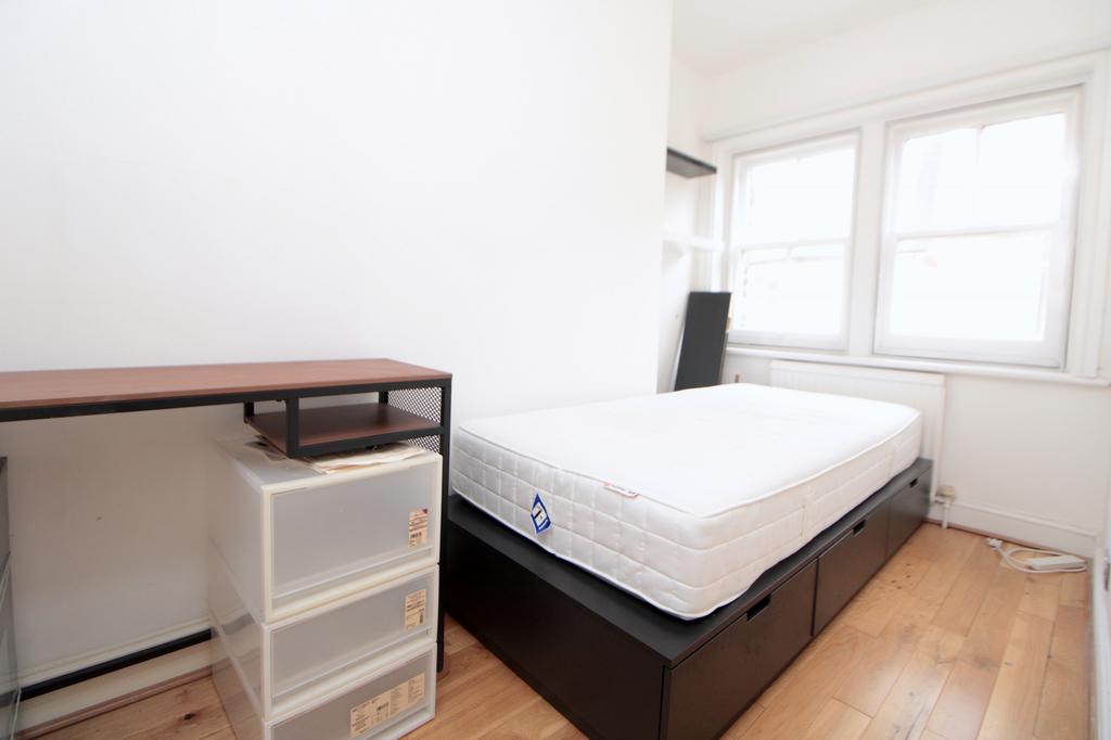 26 East Tenter Street, London, E1 2 bed flat - £450,000