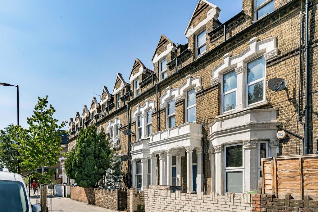Southampton Way, London, SE5 2 bed flat - £325,000