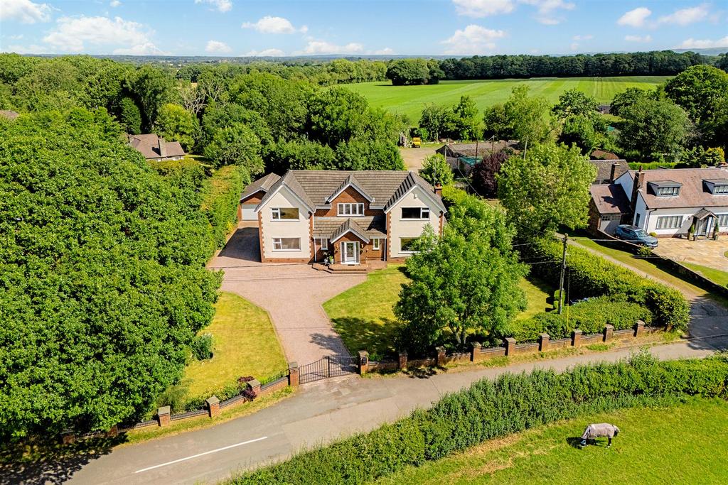 Yew Tree Lane, Moreton 4 bed detached house for sale - £700,000