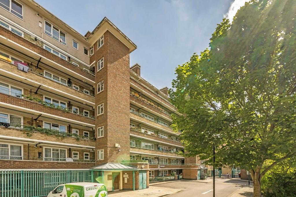 Sidmouth Street, London WC1H 3 bed flat - £3,900 pcm (£900 pw)