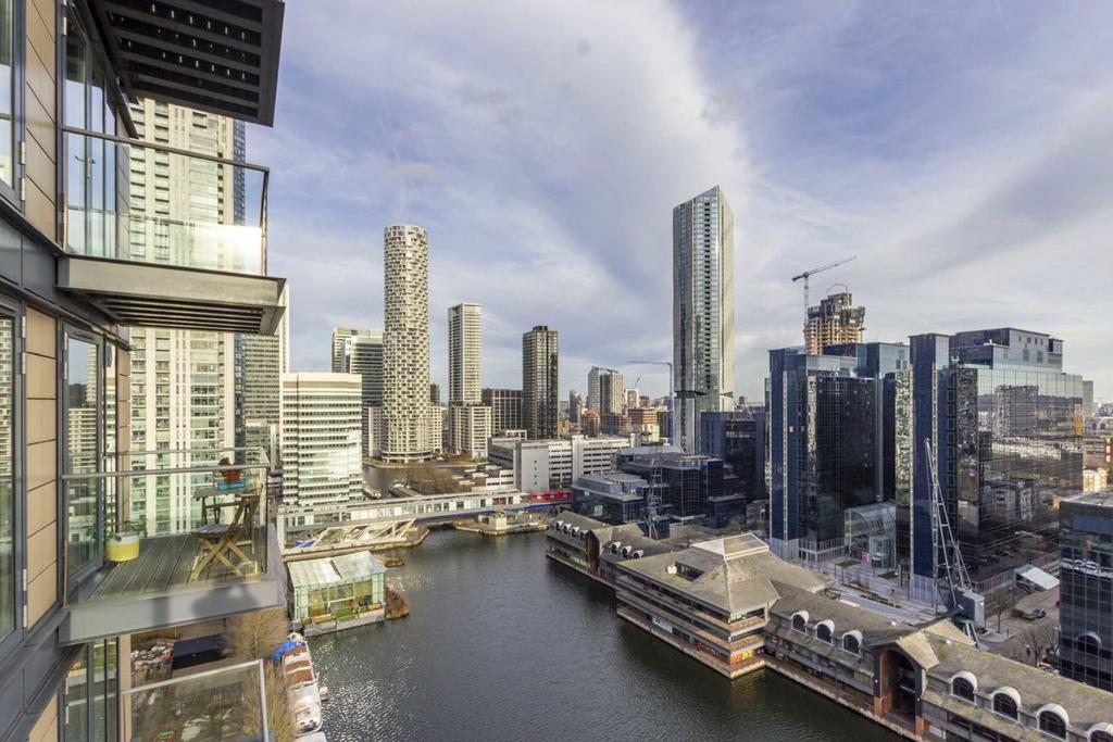 Millharbour, London E14 2 bed flat - £2,999 pcm (£692 pw)