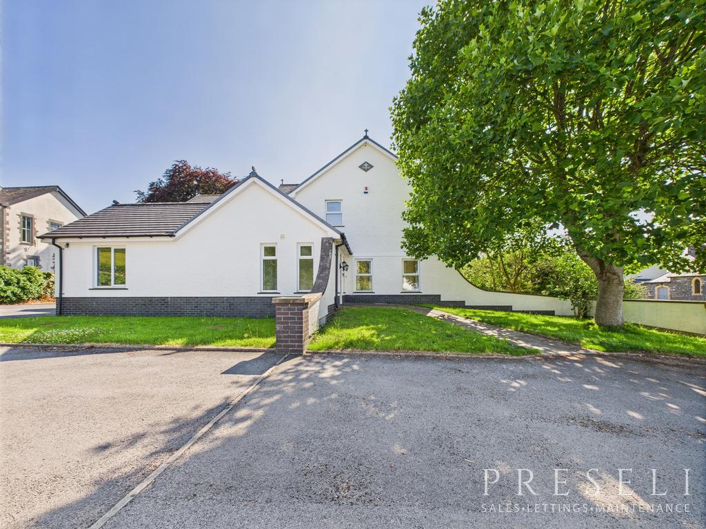 Cwmann 5 bed detached house - £1,020 pcm (£235 pw)
