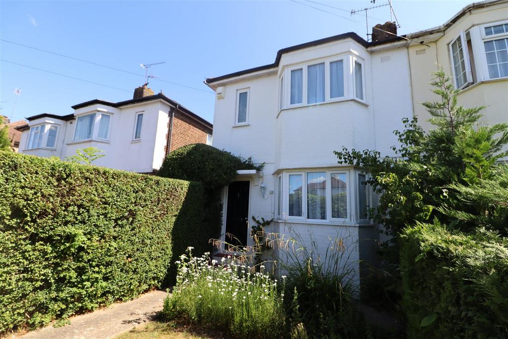 Cardinal Avenue, Borehamwood 3 bed house - £2,500 pcm (£577 pw)