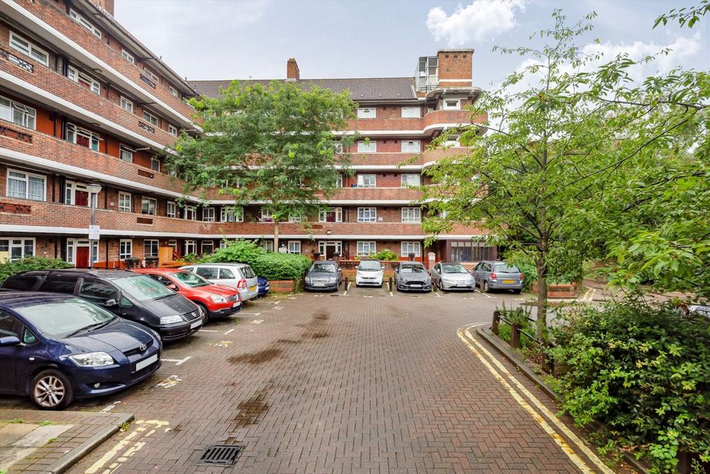 White City Estate, London W12 4 bed flat to rent - £3,402 pcm (£785 pw)
