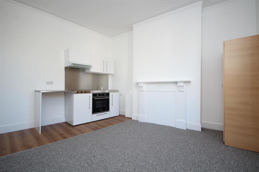 Nightingale Road, London NW10 4RG Flat - £698 pcm (£161 pw)