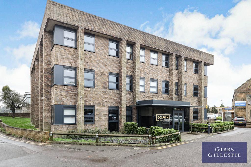 Rockingham Road, Uxbridge, UB8 2 bed flat - £1,700 pcm (£392 pw)