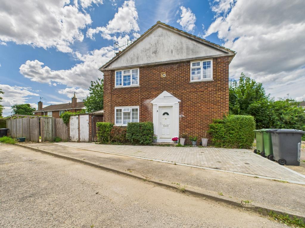 Devonshire Place, Basingstoke, RG21 2 bed maisonette - £210,000