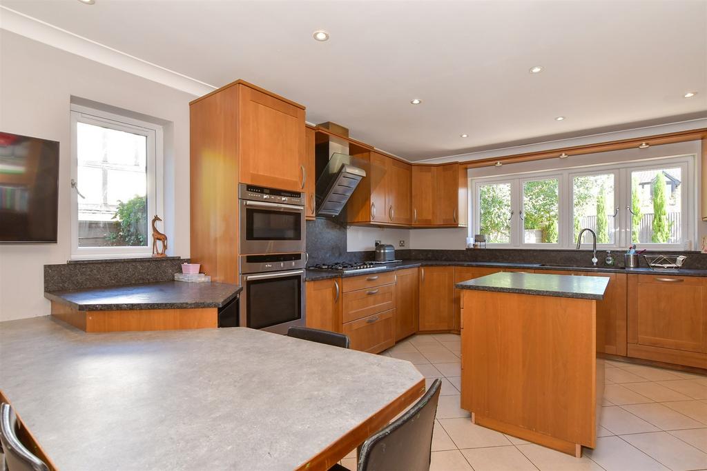 Manor Court, Gravesend DA13 4 bed detached house - £594,500