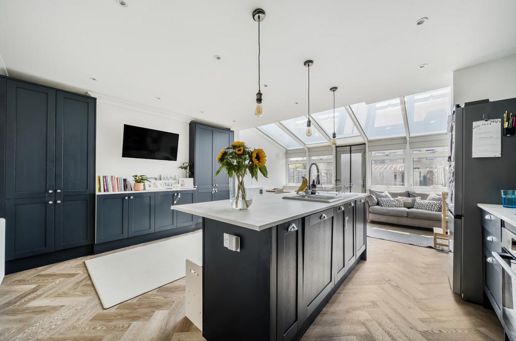 Castleton Road, Mitcham CR4 3 bed terraced house for sale - £475,000