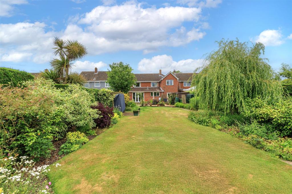 Mill Common, Halesworth IP19 5 bed detached house - £500,000
