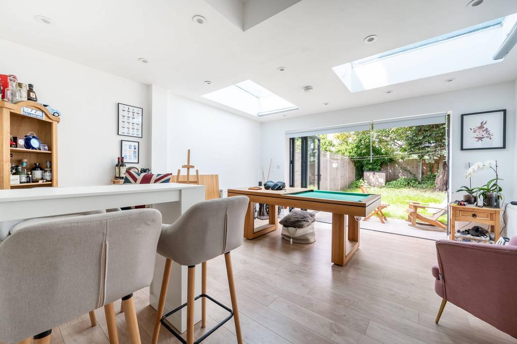 Wells House Road, North Acton... 2 bed flat for sale - £450,000