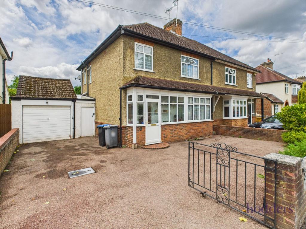 Sayes Court, Addlestone, Surrey, KT15 3 bed semi-detached house - £575,000