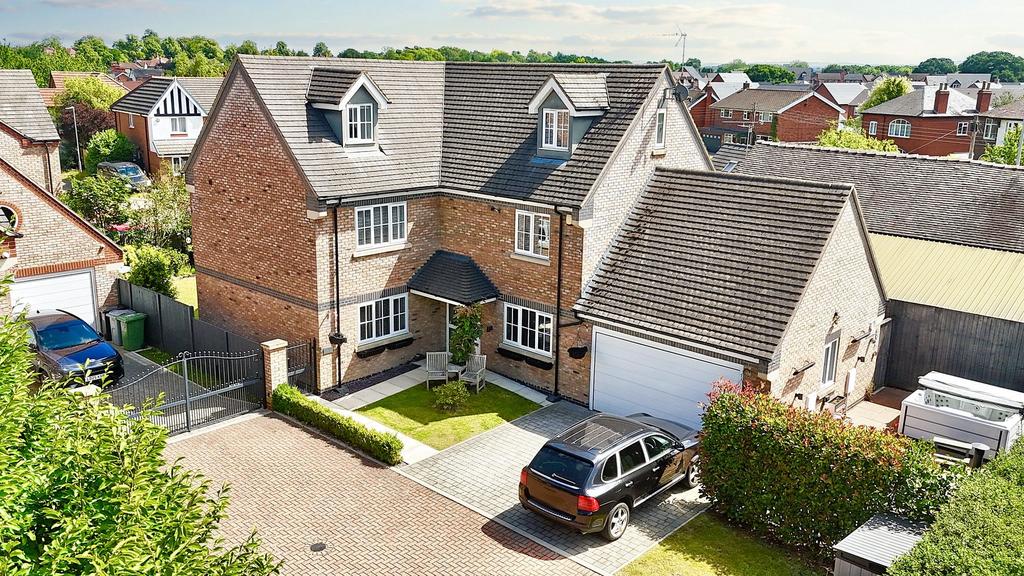 Main Road, Shavington, CW2 5 bed detached house for sale - £400,000