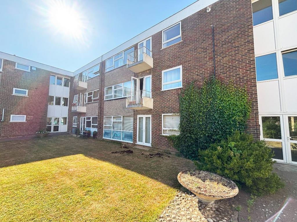 Hutton Road, Shenfield CM15 2 bed apartment to rent - £1,400 pcm (£323 pw)