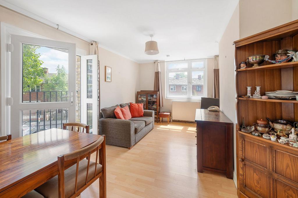 Strathdon Drive, London SW17 1 bed flat - £275,000