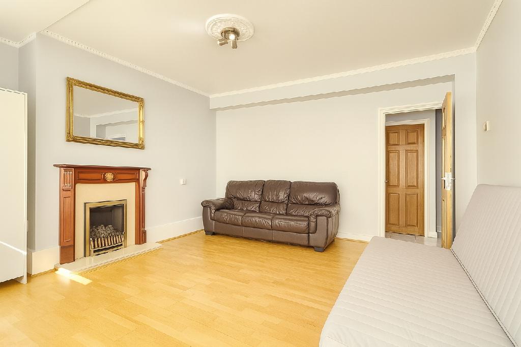Percival Street, London, Clerkenwell 3 bed apartment - £3,700 pcm (£854 pw)