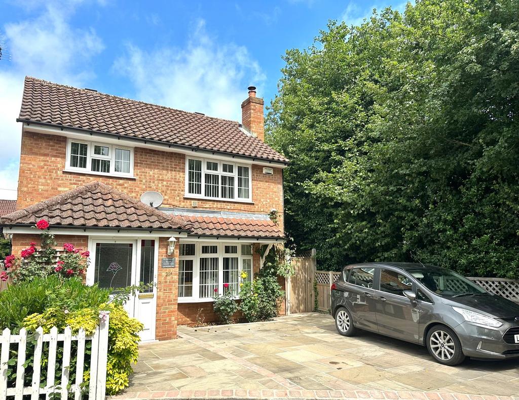 Austins Mead, Bovingdon HP3 3 bed detached house for sale - £550,000