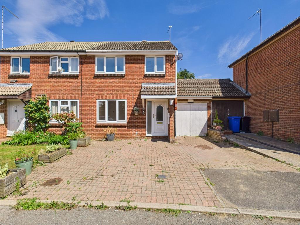 Kensington Close, Towcester, NN12 3 bed semi-detached house - £315,000