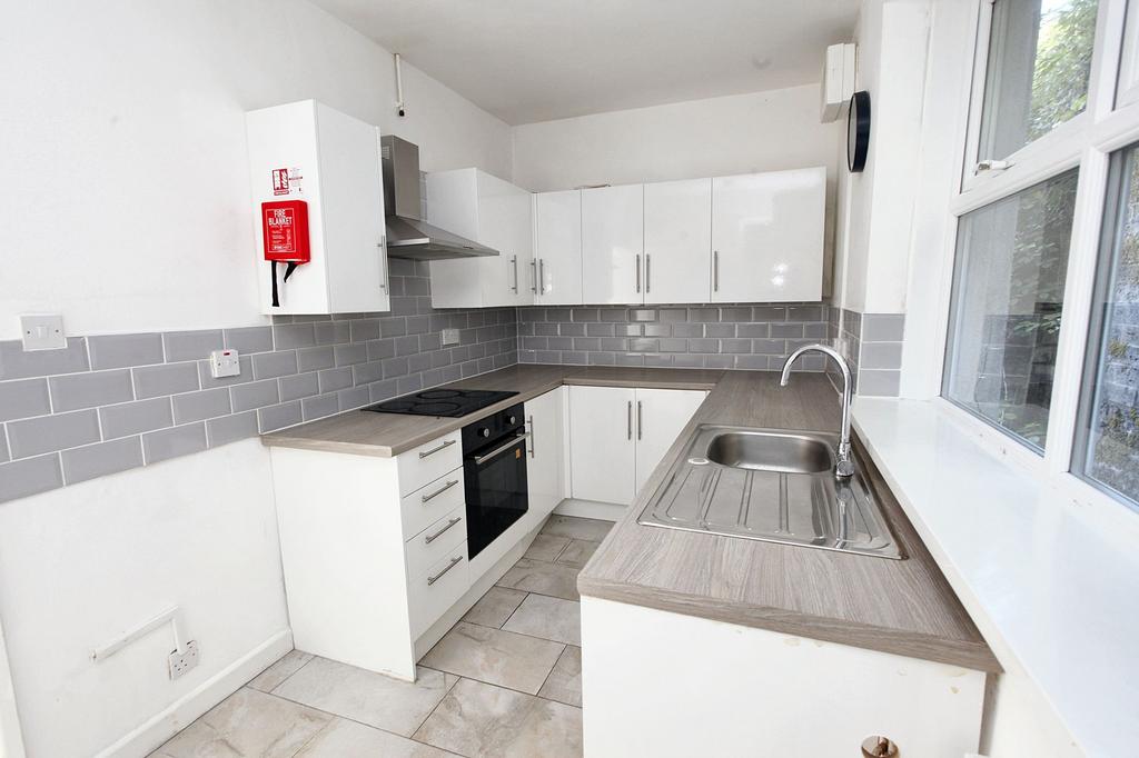 Victoria Road, Abertillery NP13 4 bed end of terrace house - £775 pcm ...