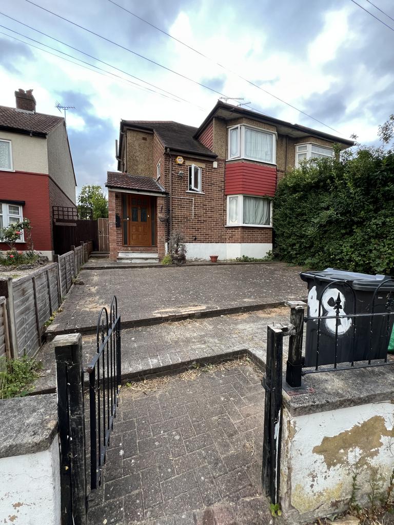 Roding Lane South, Ilford IG4 3 bed semi-detached house - £2,500 pcm (£ ...