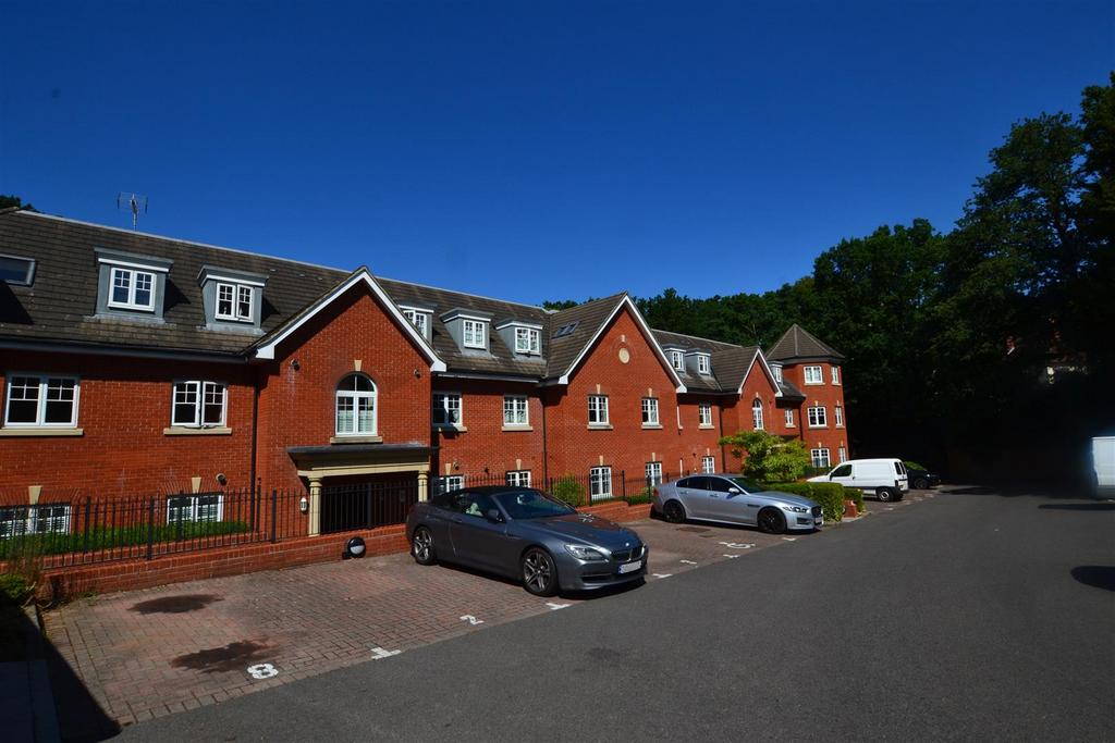 Crookham Road, Fleet GU51 2 bed flat - £249,950
