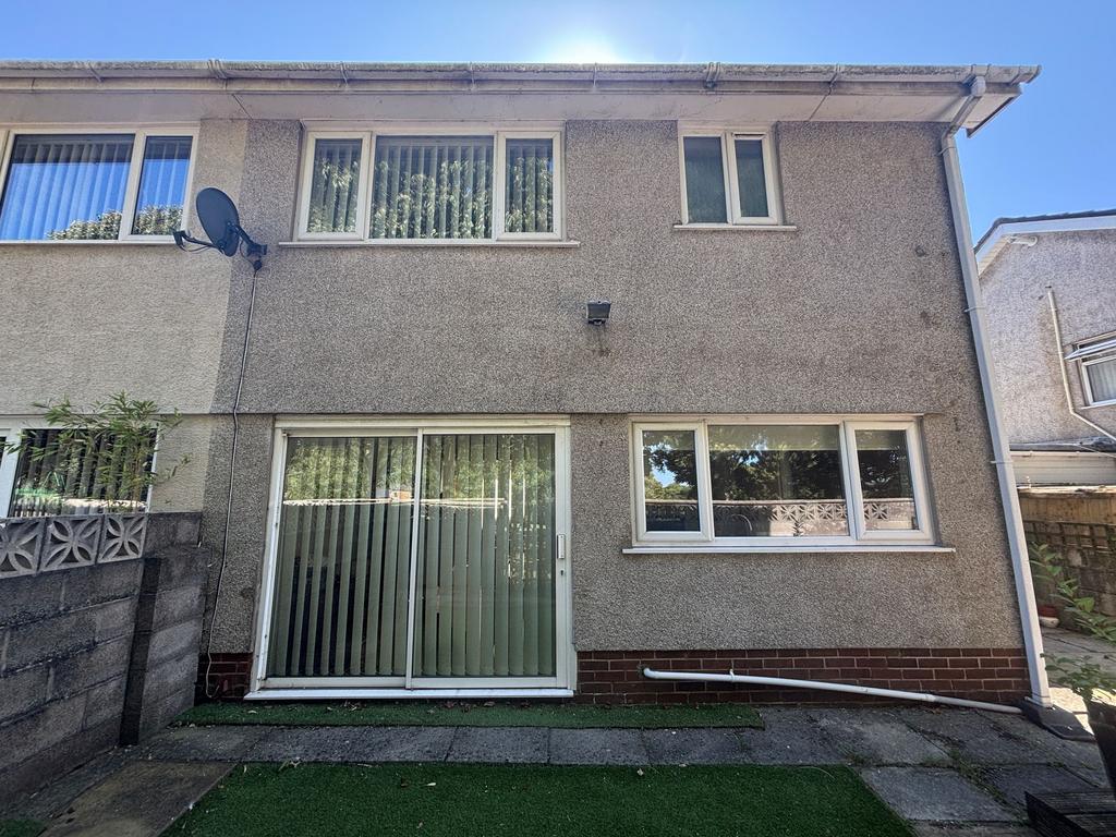 Field View Road, Barry, CF63 3 bed semi-detached house - £220,000