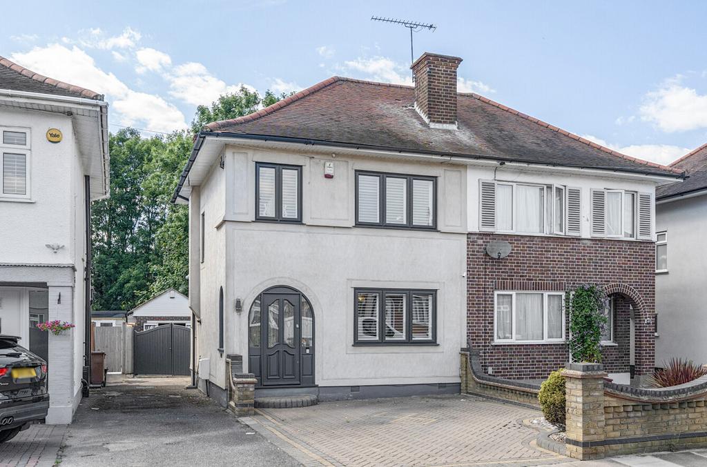 Carter Drive, Collier Row, RM5 3 bed semi-detached house - £500,000