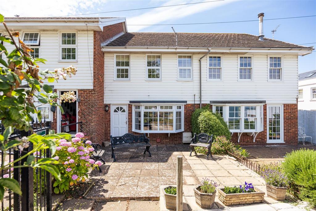The Glen, Yarmouth 3 bed house to rent - £1,150 pcm (£265 pw)