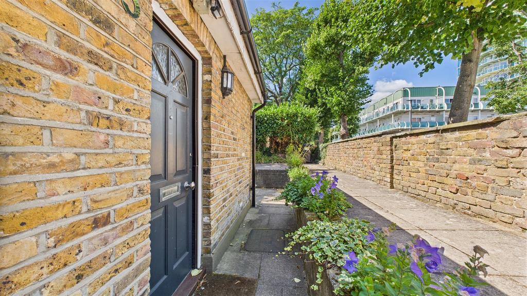 Jonathan Court, London Road, Enfield 2 bed maisonette - £1,850 pcm (£ ...