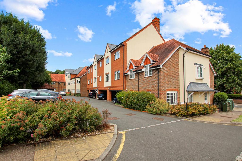 High Street, Rickmansworth WD3 2 bed flat - £1,650 pcm (£381 pw)