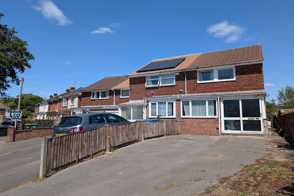 Southampton SO15 4 bed semi-detached house - £1,495 pcm (£345 pw)