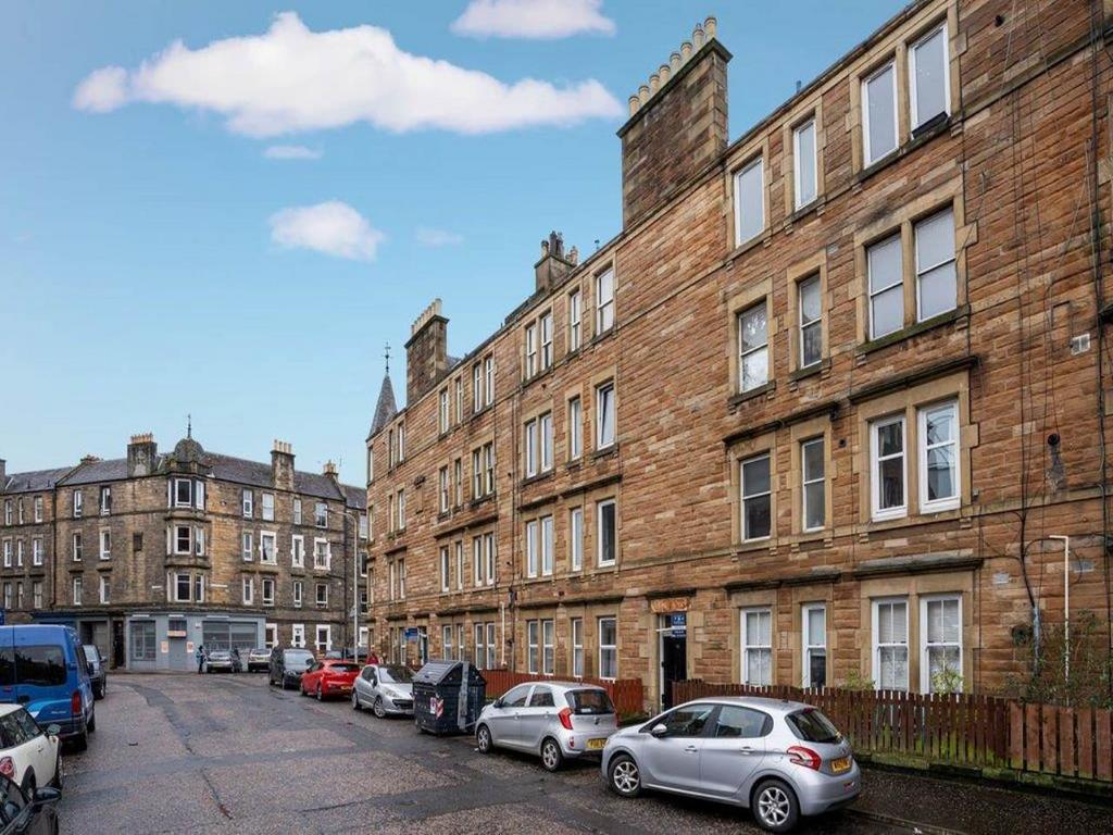 Albion Road, Leith, Edinburgh 1 bed flat - £1,050 pcm (£242 pw)