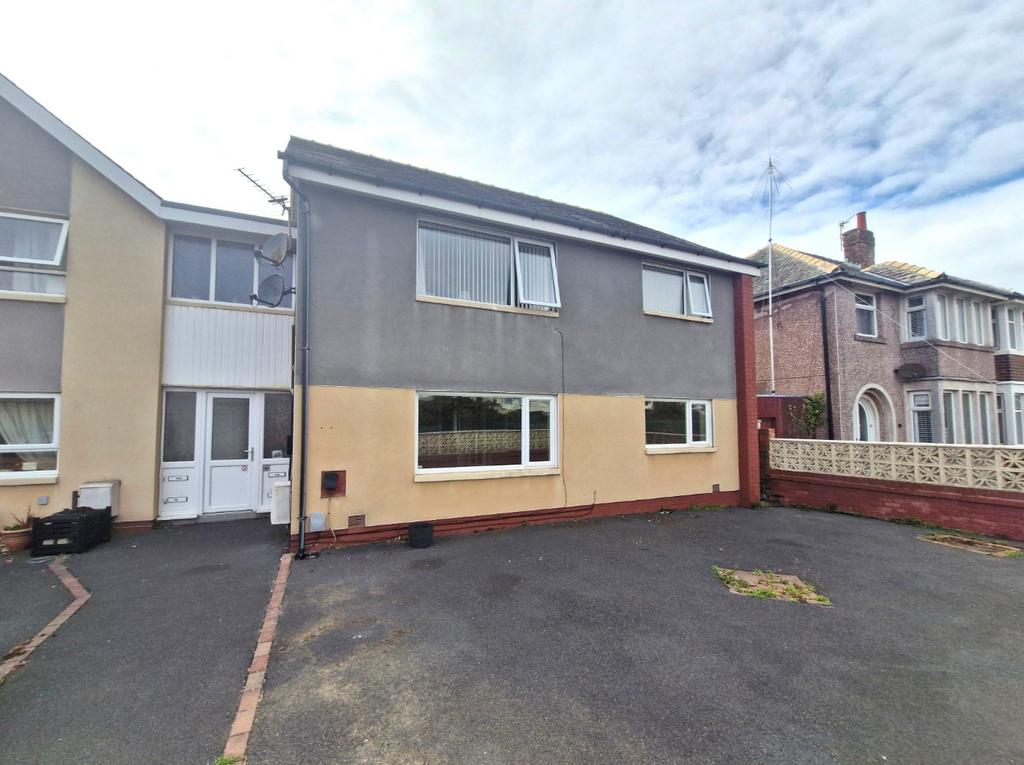 Carlyle Avenue, Blackpool, FY4 2 bed flat - £675 pcm (£156 pw)