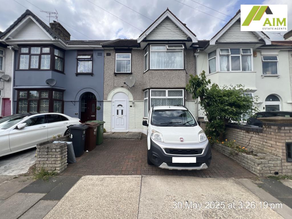 Salisbury Avenue, Barking IG11 3 bed terraced house to rent - £2,800 pcm (£646 pw)
