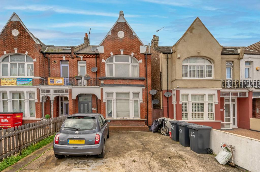 Mitcham Lane, Furzedown, London, SW16 2 bed flat to rent - £1,950 pcm ...
