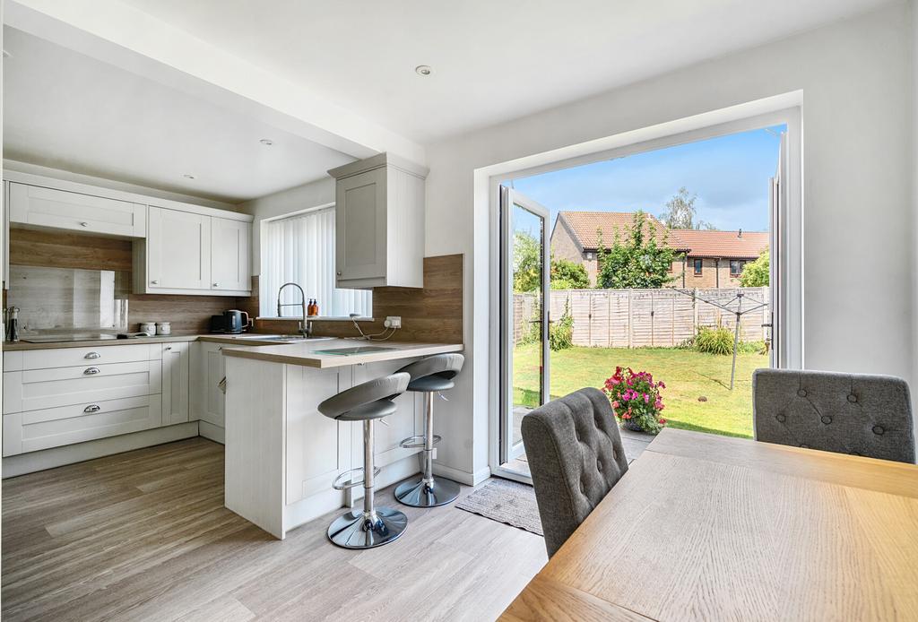 Sturmer Close, Bristol BS37 3 bed detached house - £425,000