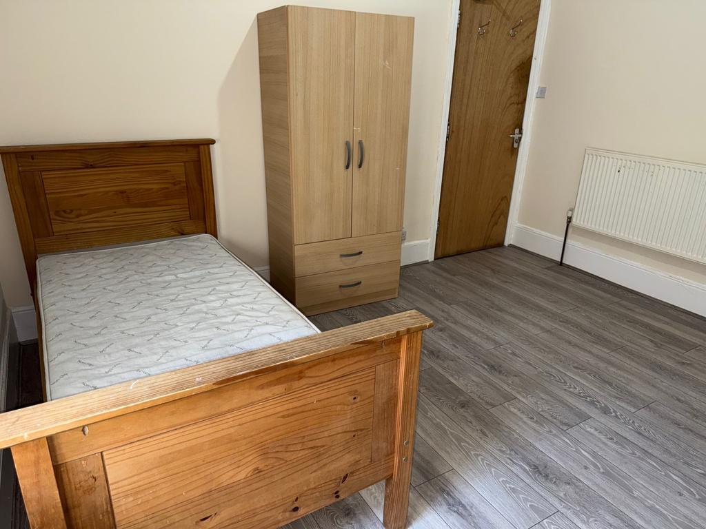 Friern Barnet Road, London N11 1 bed in a flat share to rent - £750 pcm ...