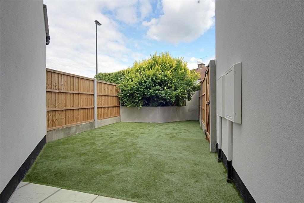 Greenwood Avenue, Enfield, EN3 4 bed terraced house - £2,850 pcm (£658 pw)