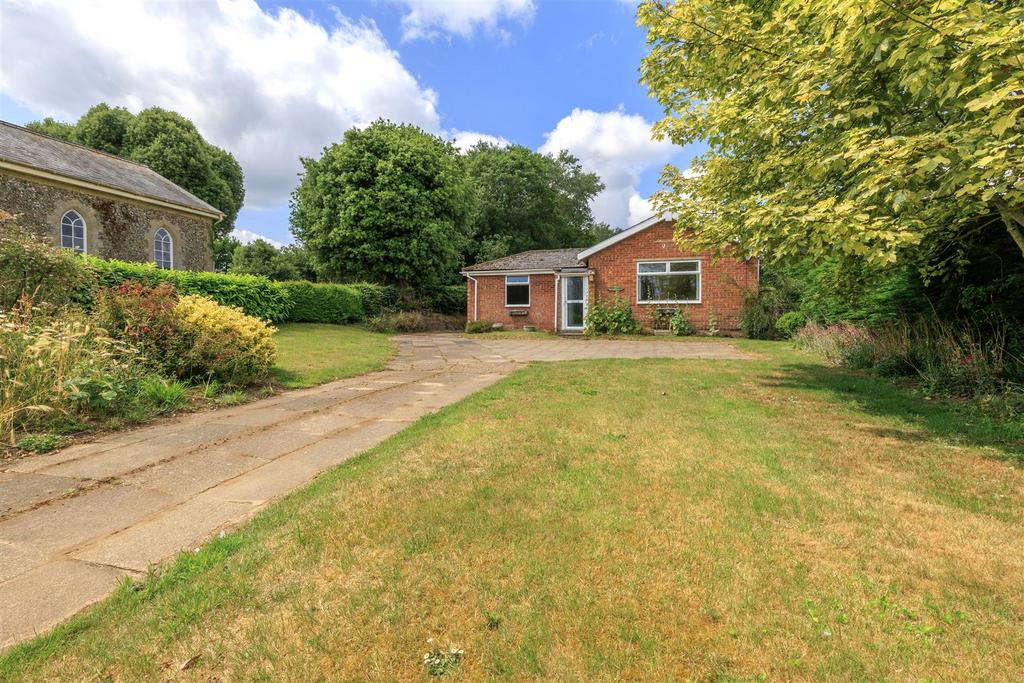 The Street, Halesworth IP19 2 bed detached bungalow - £260,000