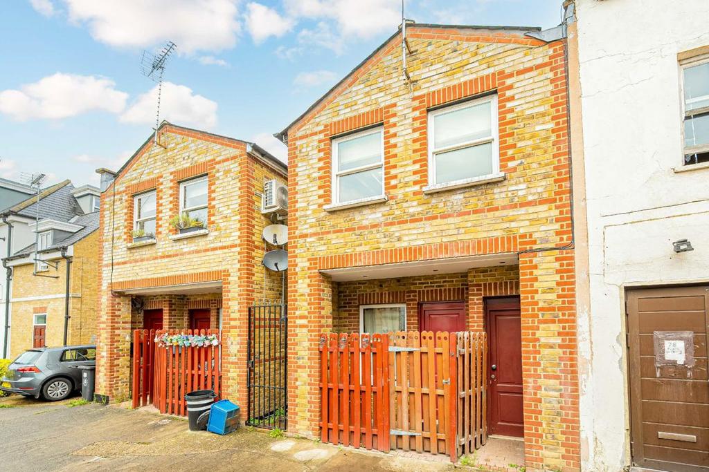 Plough Lane, Teddington TW11 1 bed flat to rent - £1,575 pcm (£363 pw)