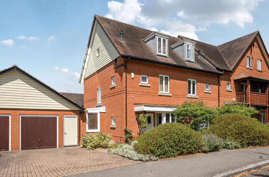 Henderson Avenue, Surrey GU2 3 bed end of terrace house - £625,000