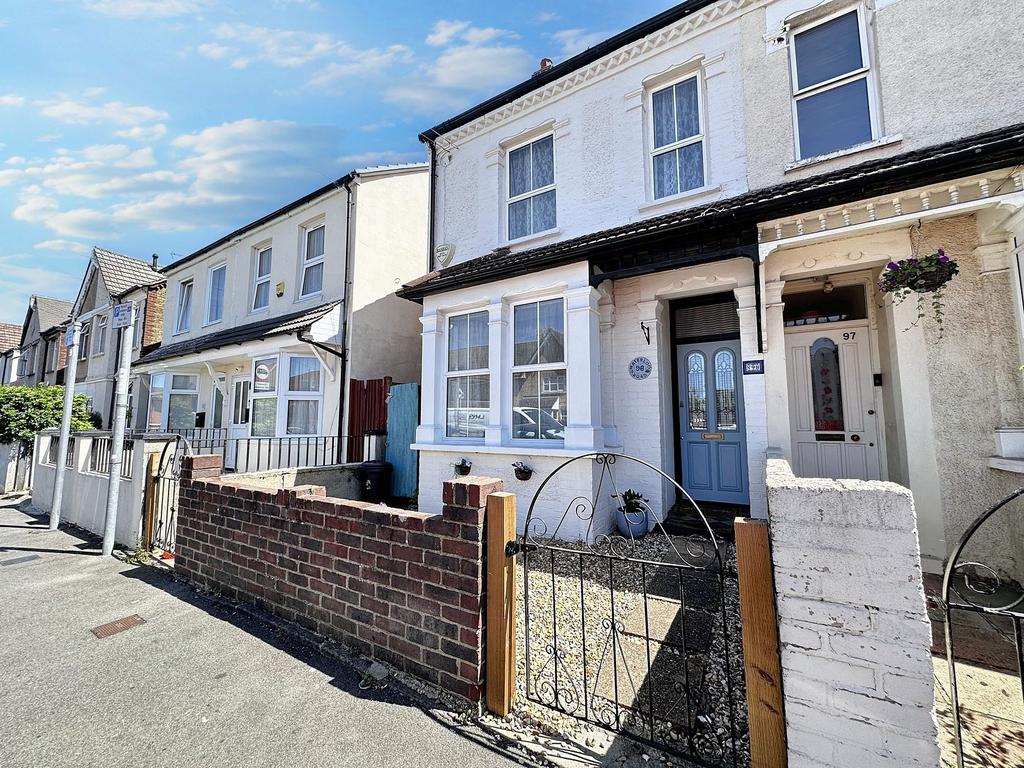 Waterloo Road, Uxbridge, UB8 3 bed semi-detached house - £2,200 pcm (£ ...