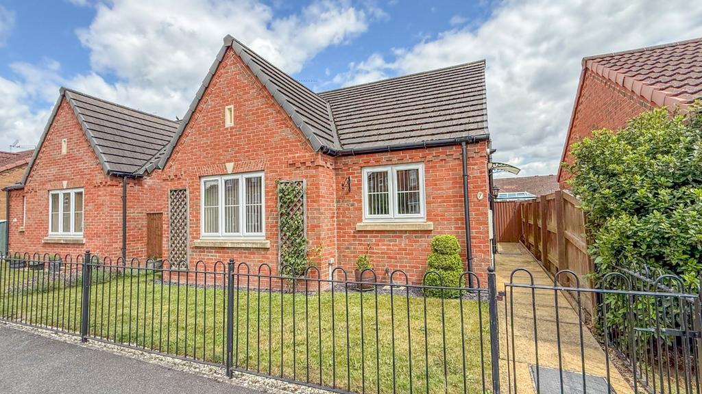 Roman Way, Caistor, Market Rasen... 2 bed bungalow for sale - £200,000