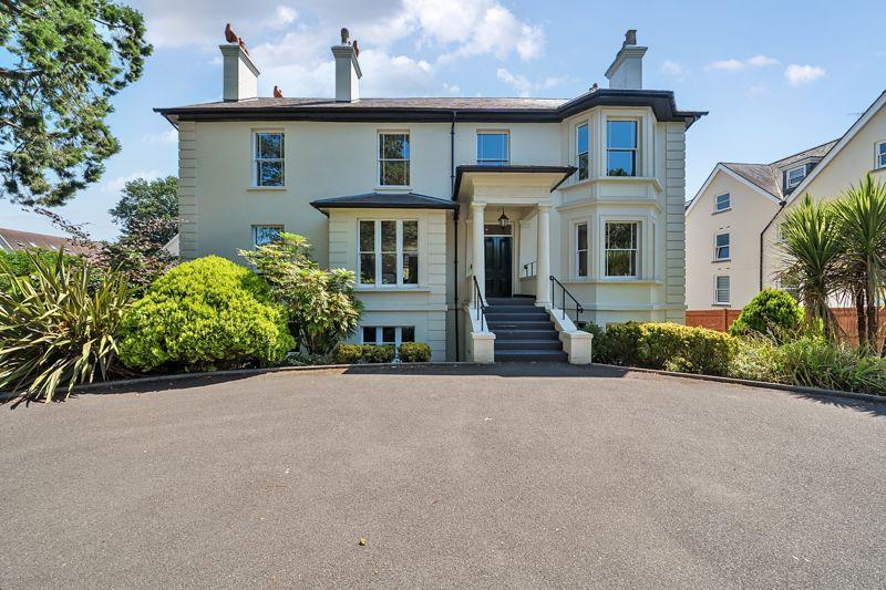 44 Reigate Hill, Reigate RH2 2 bed apartment - £1,650 pcm (£381 pw)