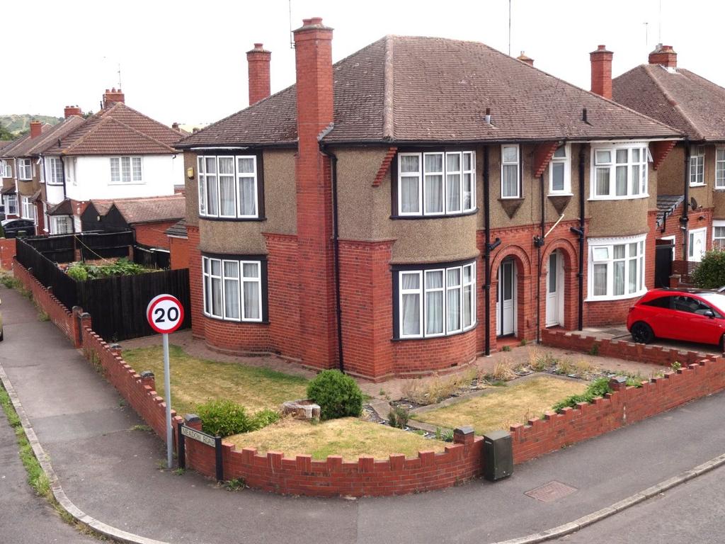 Austin Road, Luton, Bedfordshire, LU3 3 bed semi-detached house for ...