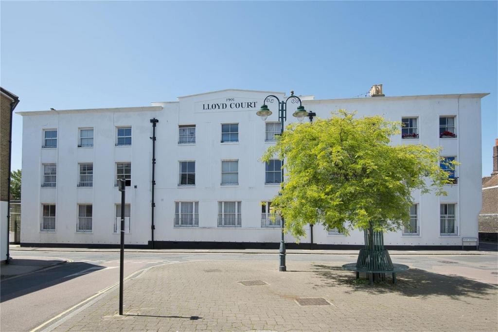 Lloyd Court, High Street, Deal, Kent... 1 bed flat to rent - £900 pcm ...