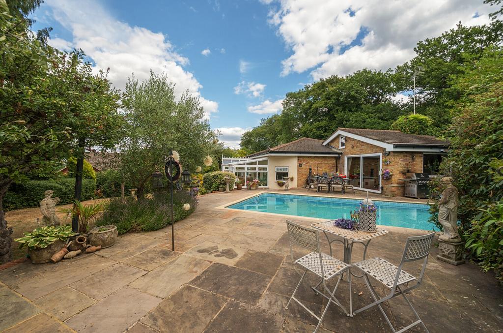 Primrose Lane, Bracknell RG42 4 bed bungalow for sale - £900,000