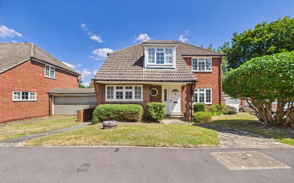 Allison Gardens, Purley on Thames... 4 bed detached house - £500,000