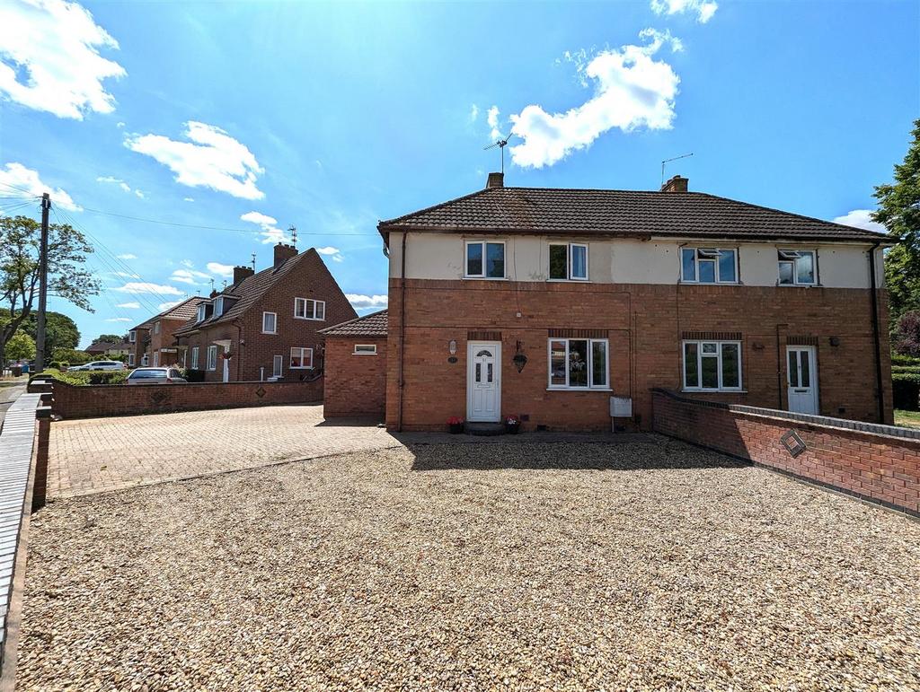 Westfields Road, Corby NN17 4 bed semi-detached house - £270,000