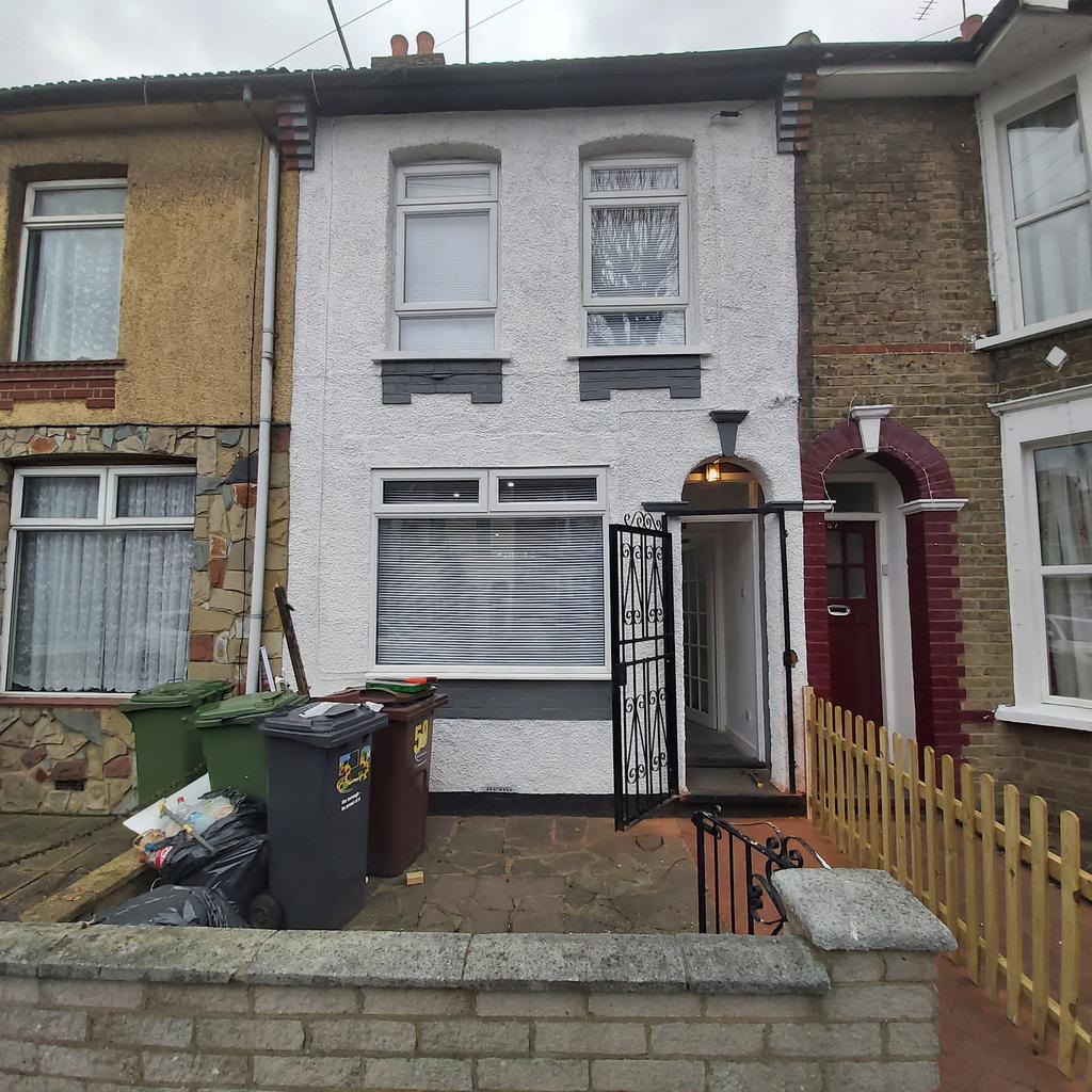 Wedderburn Road, Barking, Essex 3 bed terraced house to rent - £2,200 ...